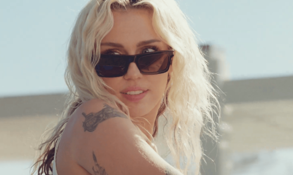 Miley Cyrus libera performance de “Jaded” no YouTube