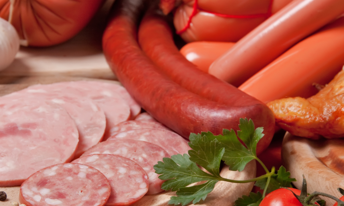 Embutido faz mal? Veja como substâncias desses alimentos atuam