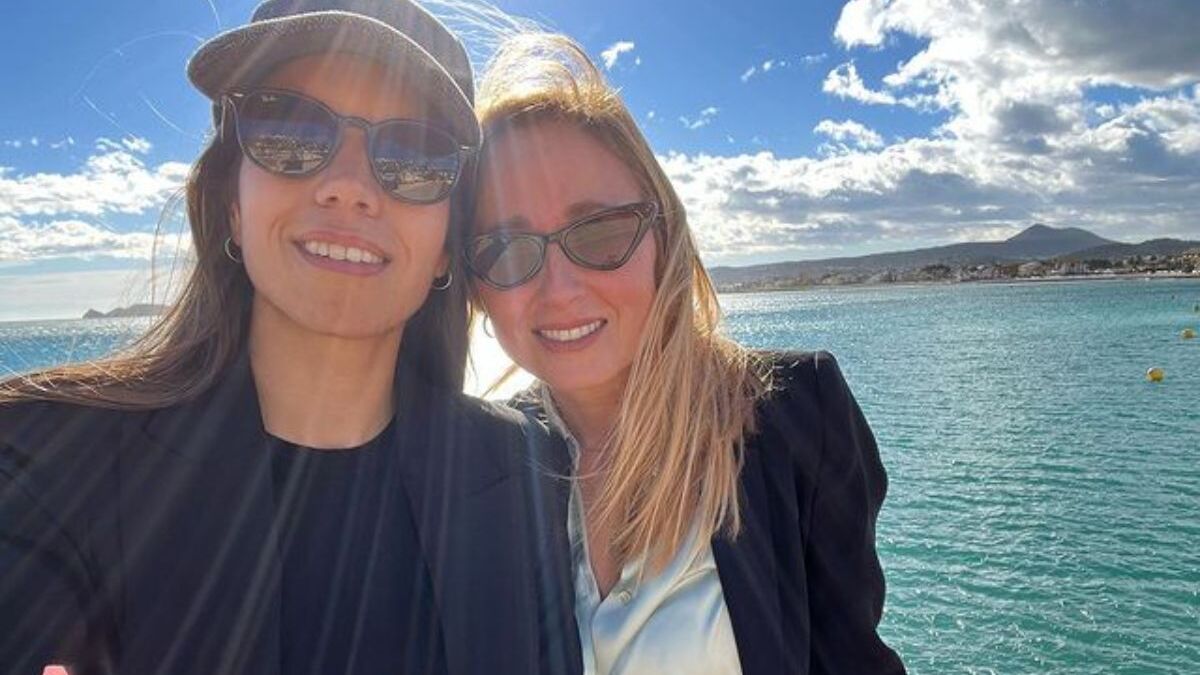 Alba Redondo comemora vitória da Espanha com beijo em namorada