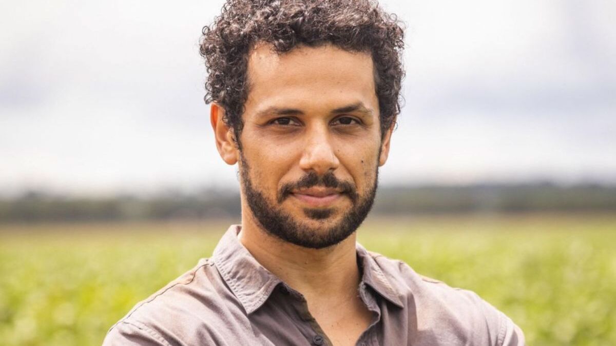 Amaury, o Ramiro de 'Terra e Paixão', posa de sunga e volume impressiona