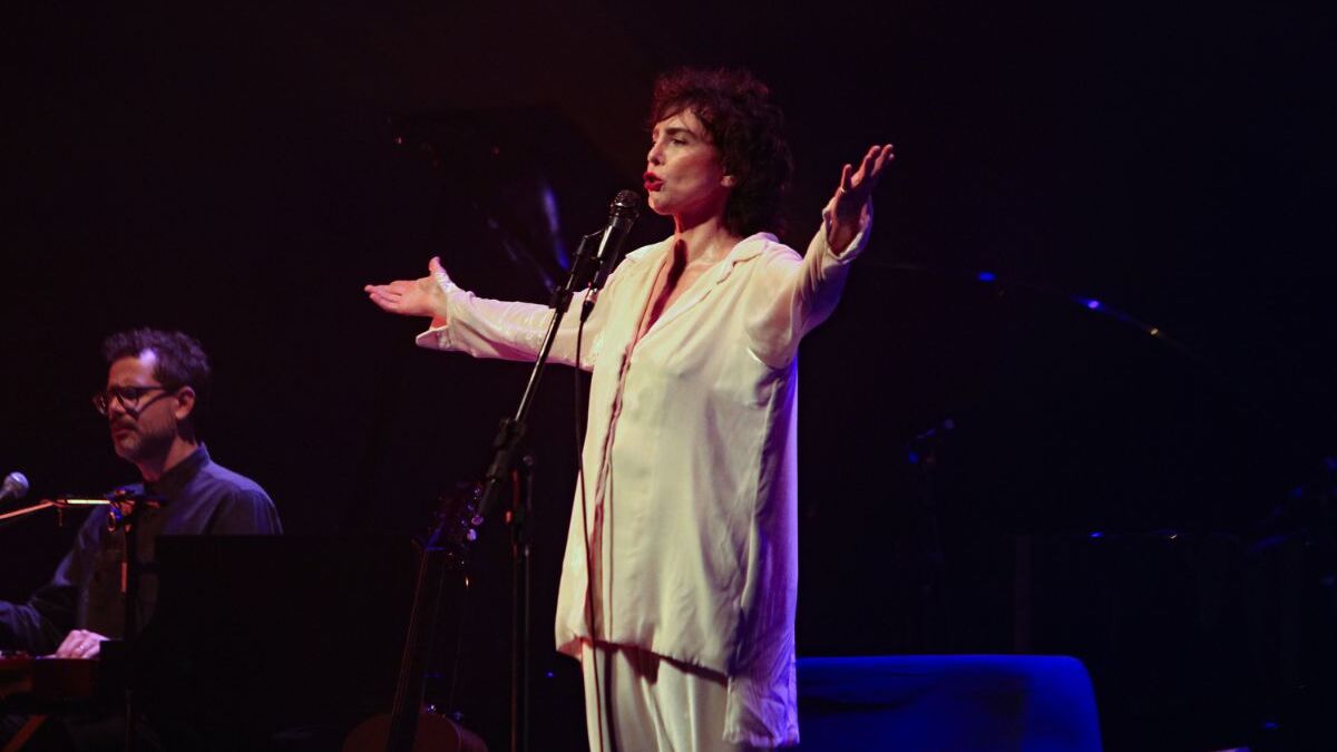 Adriana Calcanhotto deixa seios à mostra ao homenagear Gal Costa Adriana Calcanhotto deixa seios à mostra ao homenagear Gal Costa