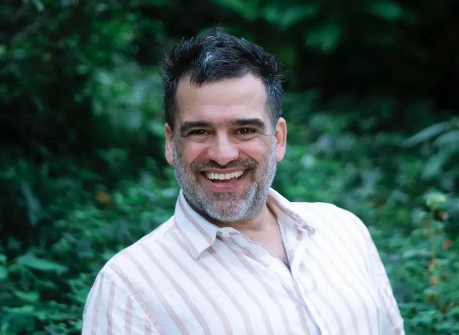 Pedro Miranda faz releitura de clássico de Chico Buarque