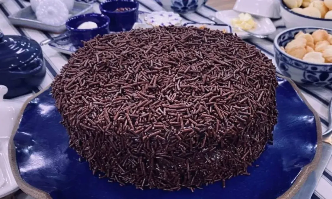 Veja como fazer um tradicional bolo de brigadeiro em 45 minutos