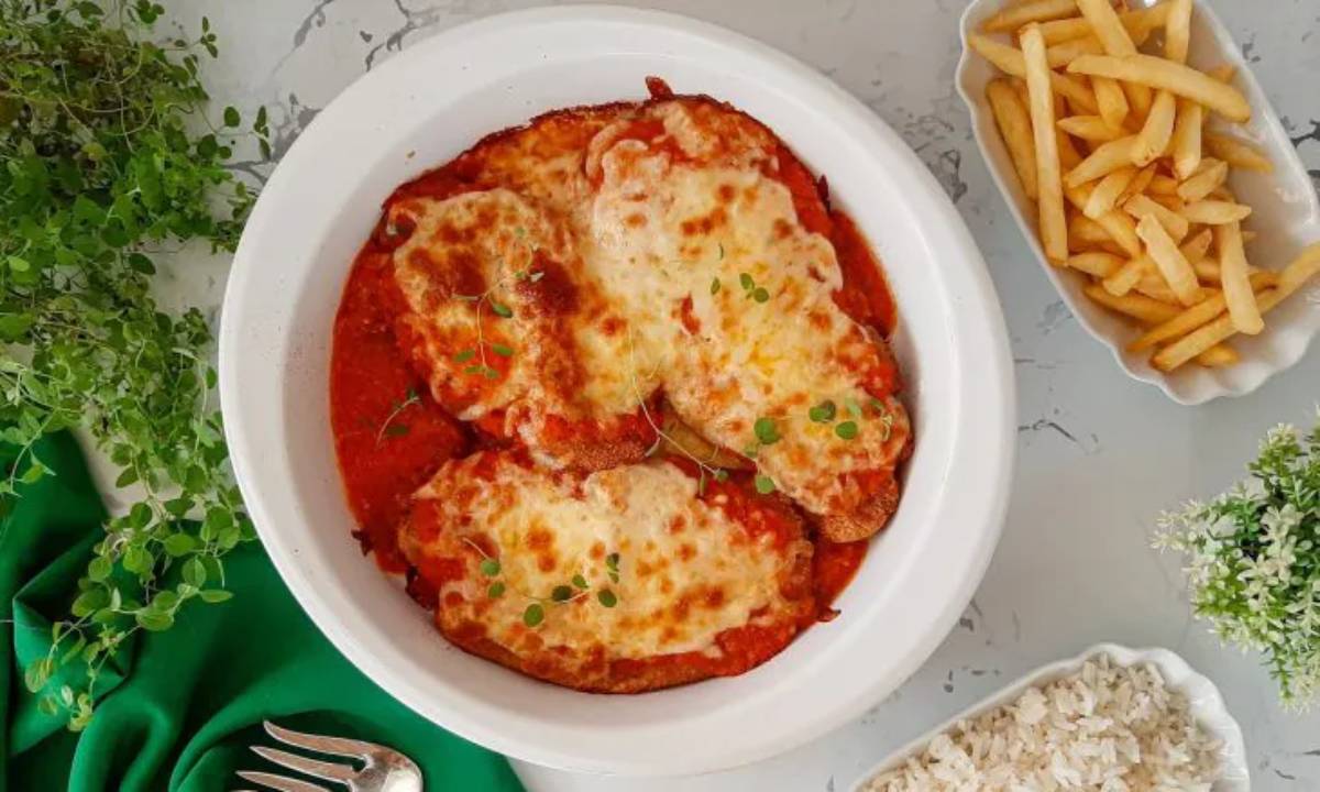 Aprenda a fazer um filé de frango à parmegiana em apenas 45 minutos