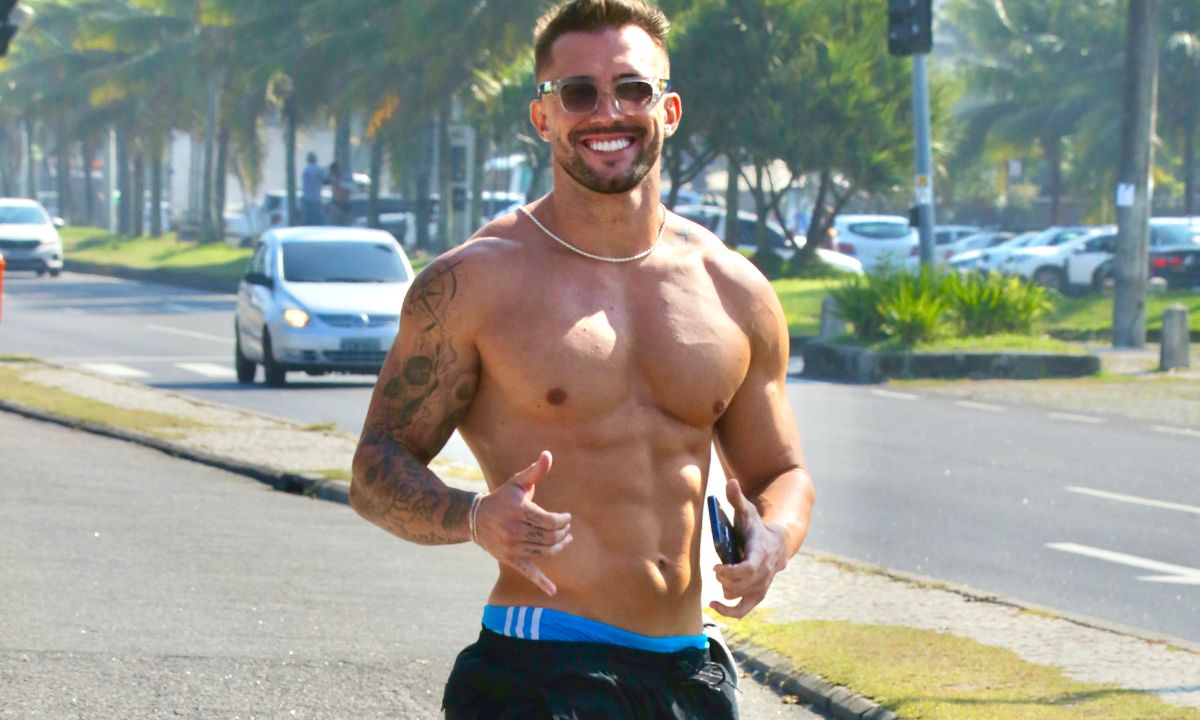 Arthur Picoli ostenta corpão ao andar em skate de R$11 mil; FOTOS