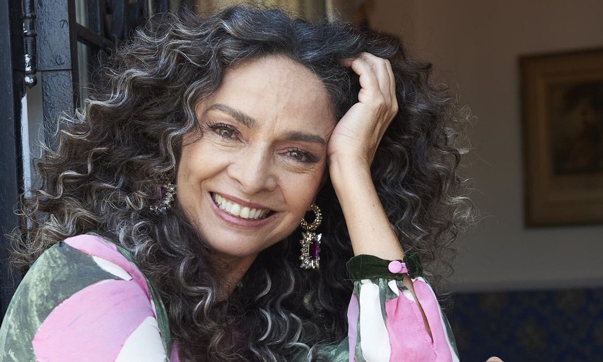 Cláudia Ohana relembra ensaio da Playboy e comenta depilação