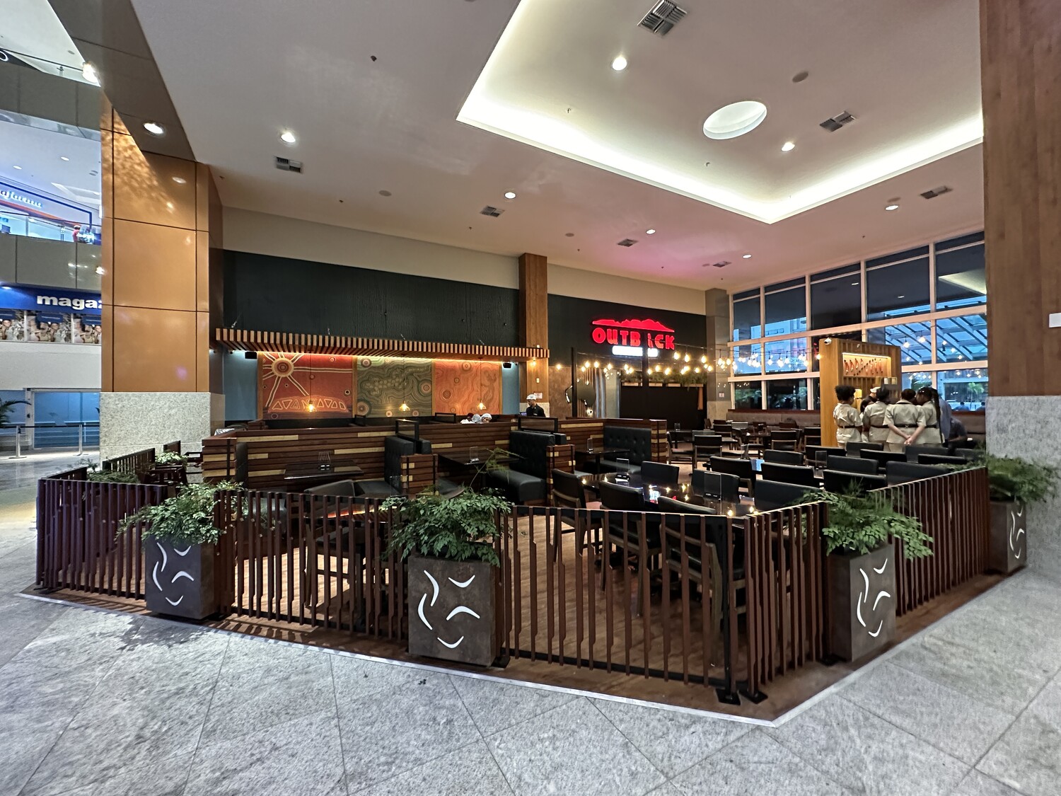 Outback inaugura loja em shopping de Salvador com ação beneficente