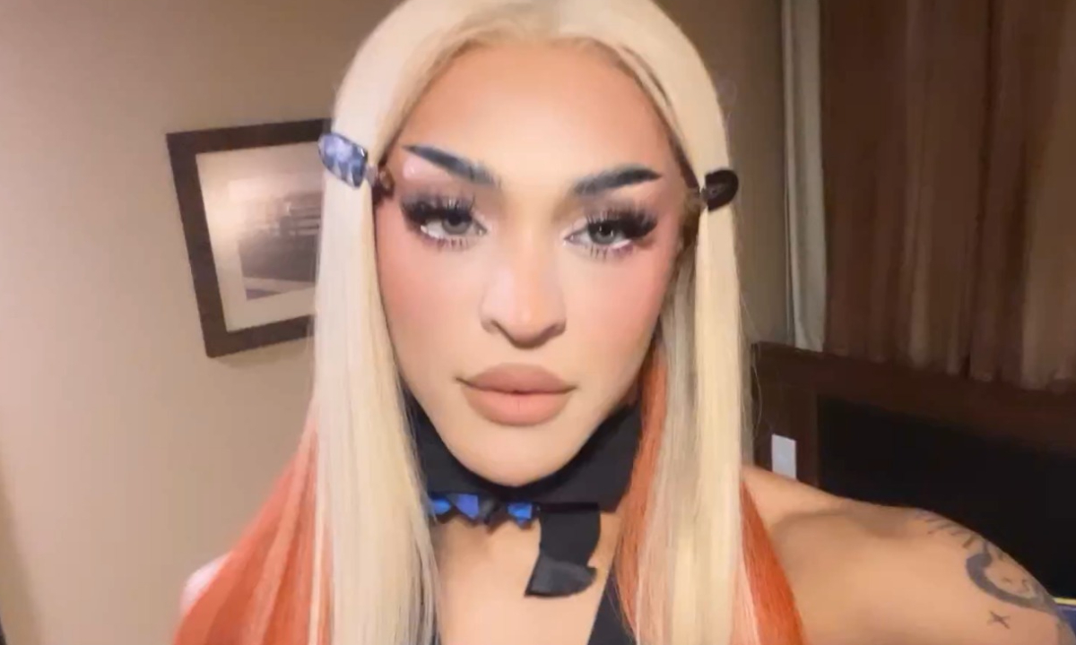 Pabllo Vittar cai de quase 2 metros de altura em show e assusta fãs