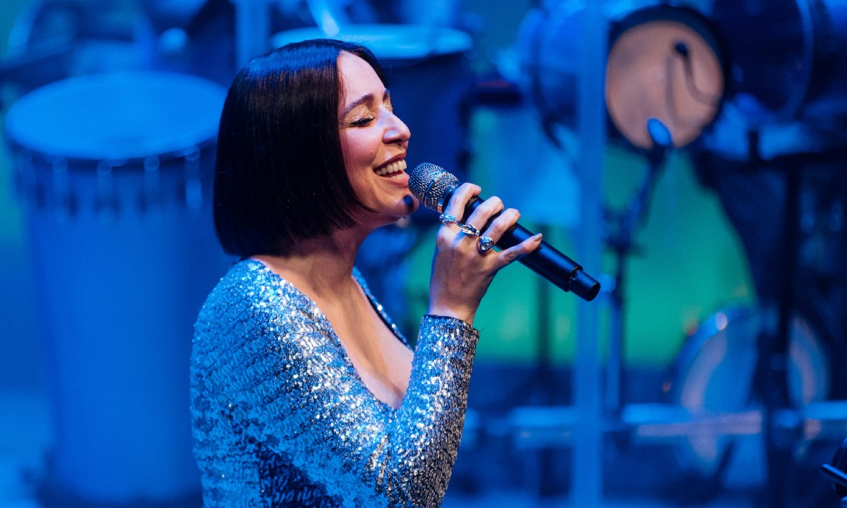 Roberta Sá apresenta show da nova turnê na Pupileira