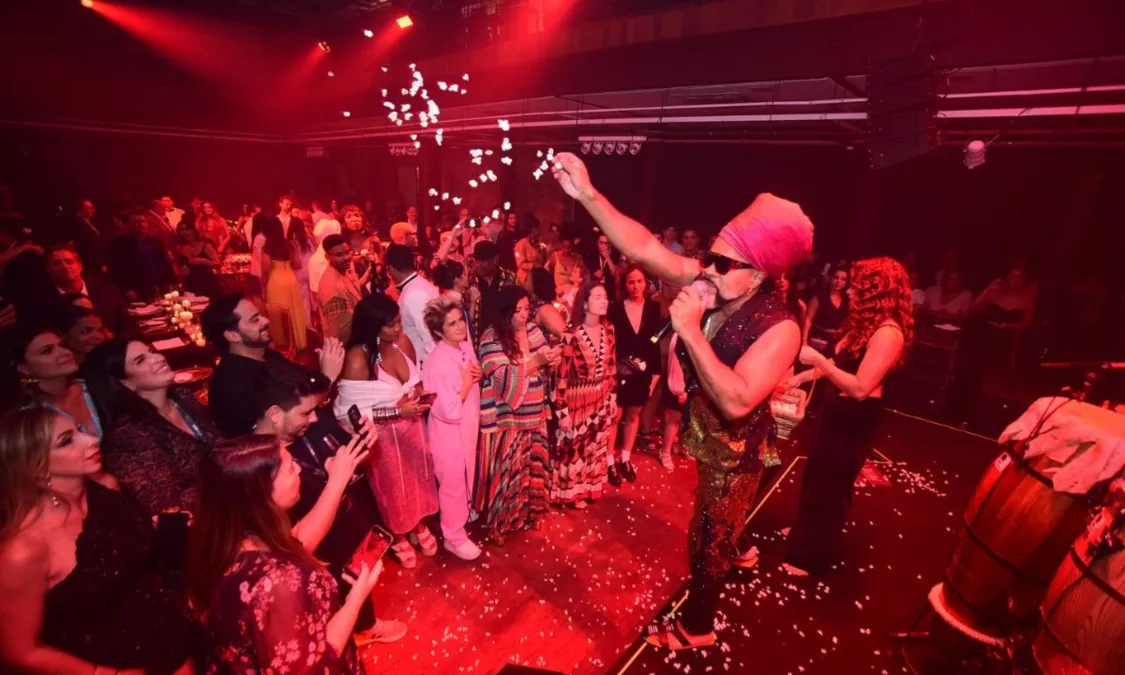 Com Carlinhos Brown e Regina Casé, Jantar do Ano reúne famosos na BA