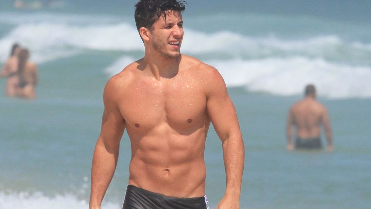 De sunga, Ricky Tavares ostenta corpão na praia; FOTOS