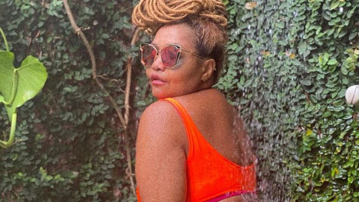 Gaby Amarantos Toma Banho Nua Em Lago Gata Selvagem