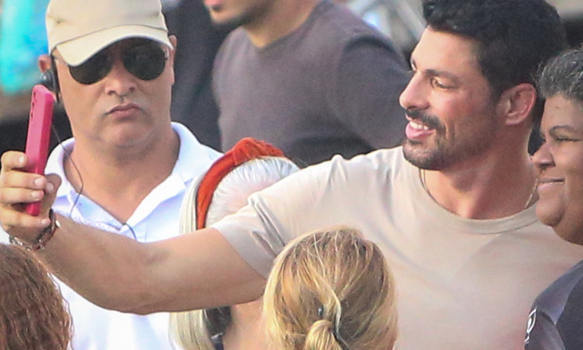 Cauã Reymond posa com fãs em gravação de 'Terra e Paixão' na rua