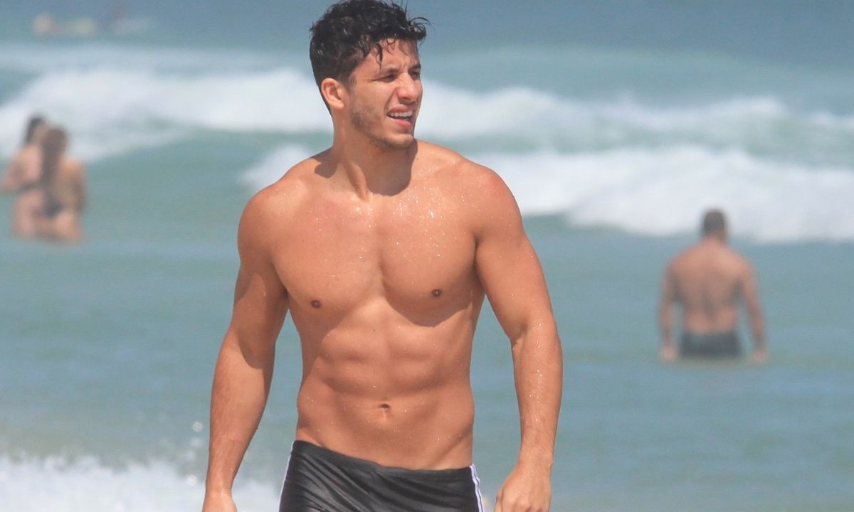 De sunga, Ricky Tavares ostenta corpão na praia; FOTOS