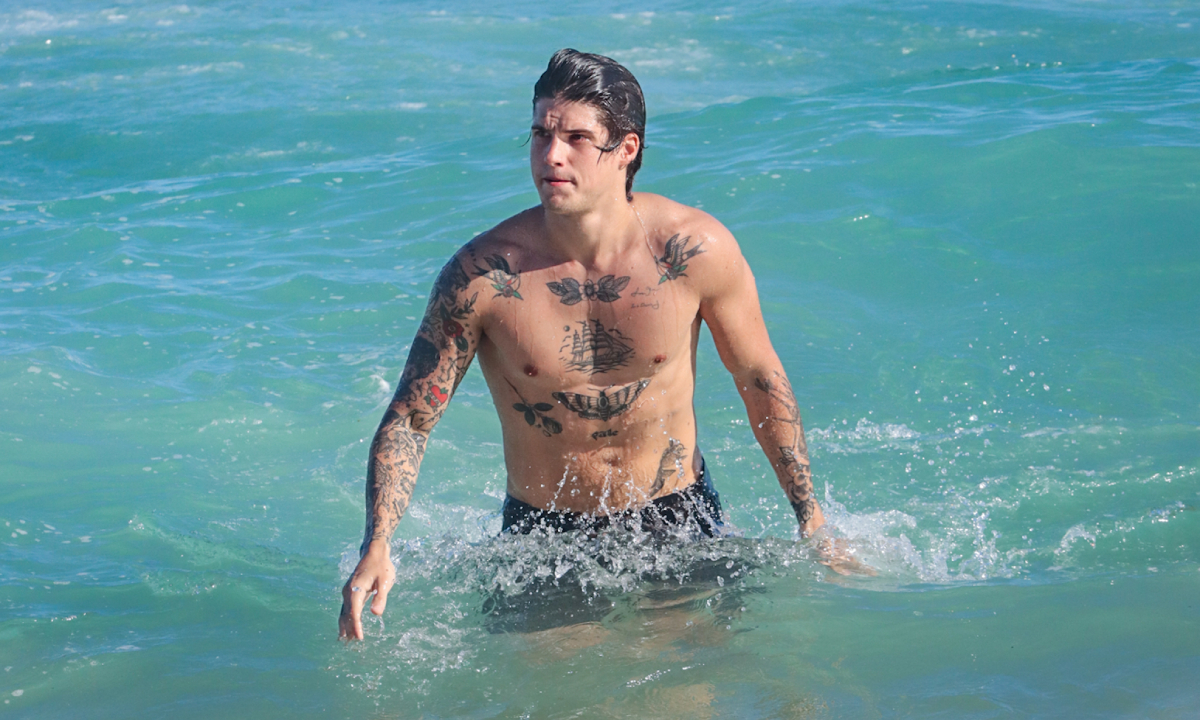 Ex-BBB Gabriel Fop curte praia no Rio e 'volume' chama atenção