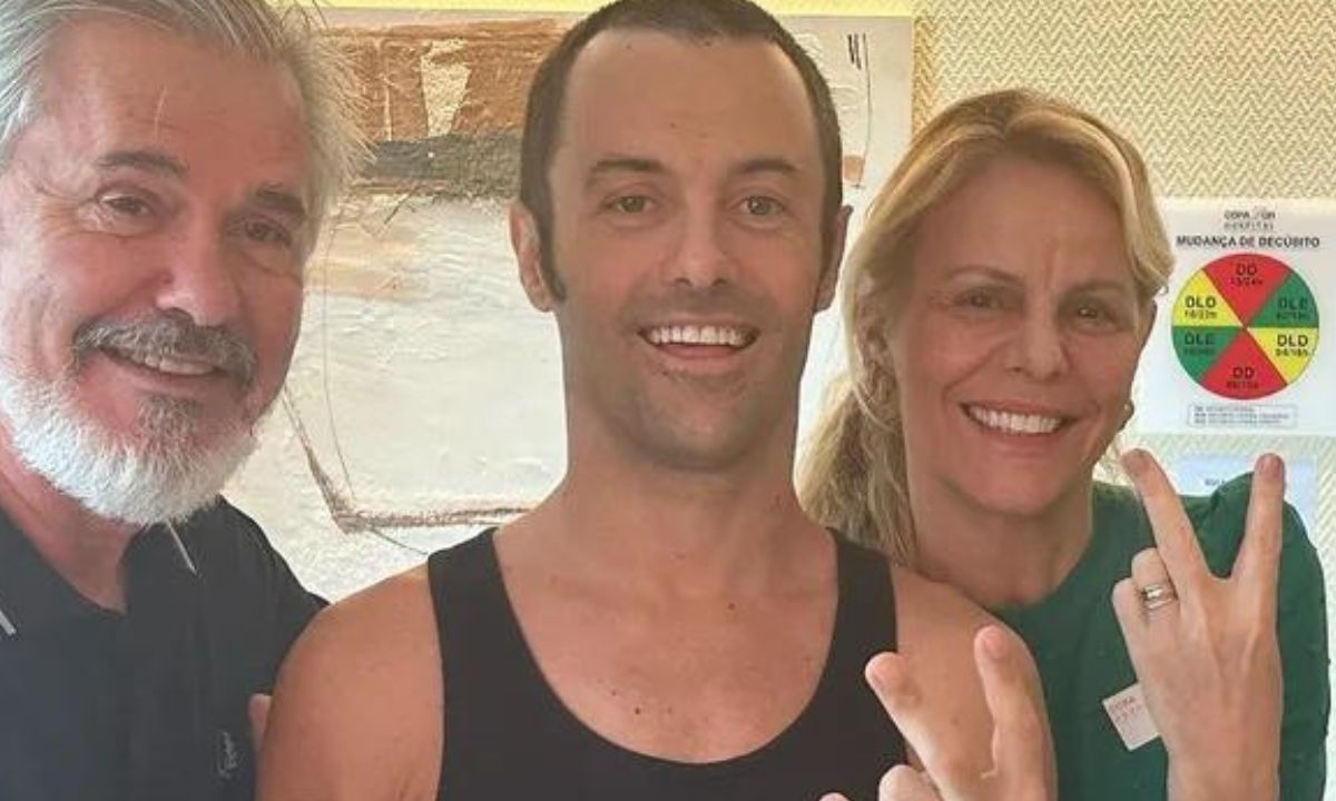 Kayky Brito aparece com família pela primeira vez após alta; FOTOS