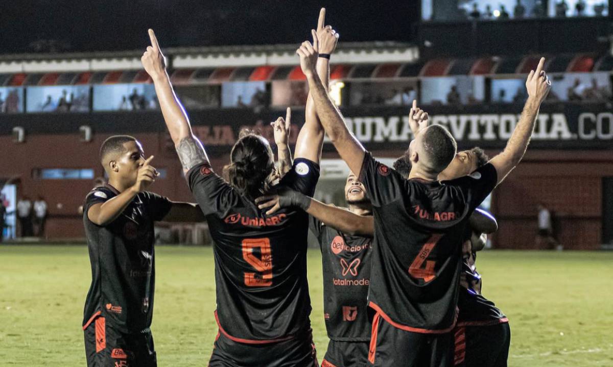 Vitória mostra força do elenco para seguir líder da Série B