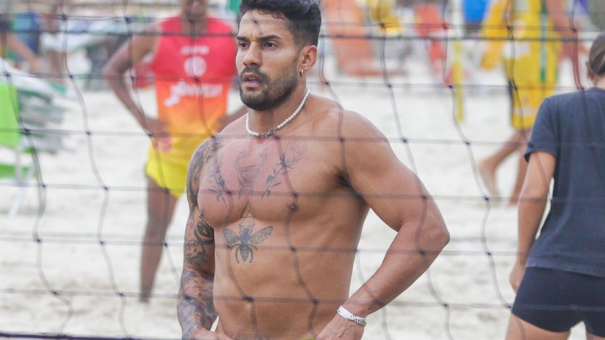 Ex-BBB Bil Araújo mostra demais ao ajeitar sunga na praia; FOTOS