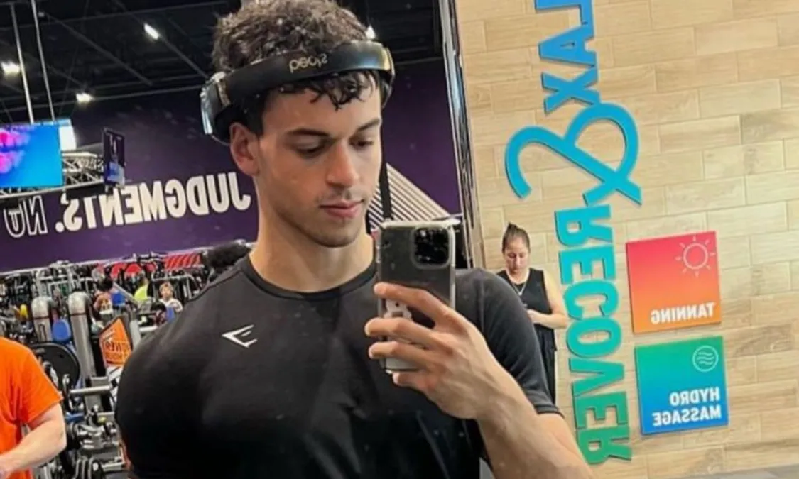 Filho de Xanddy e Carla Perez posa sem camisa e mostra corpo sarado