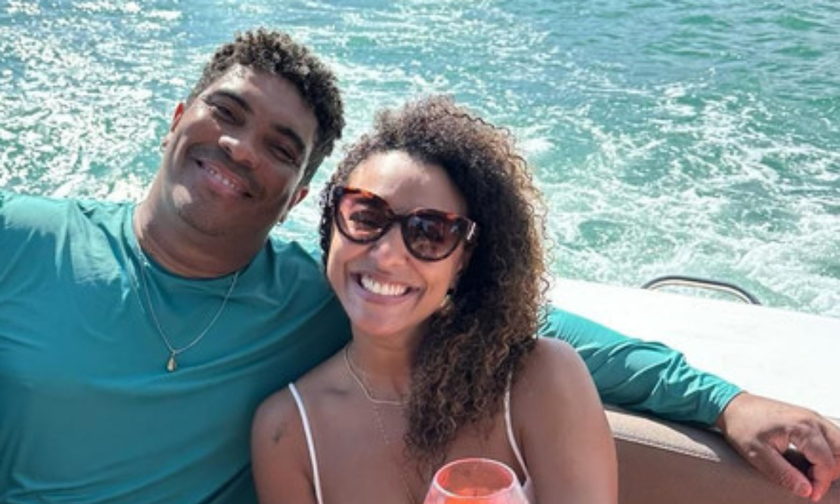 Denny Denan curte tarde de sol com Sheron Menezzes em lancha na Bahia