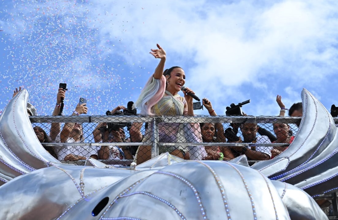 Carnaval: famosos curtem trio de Ivete Sangalo no último dia de folia