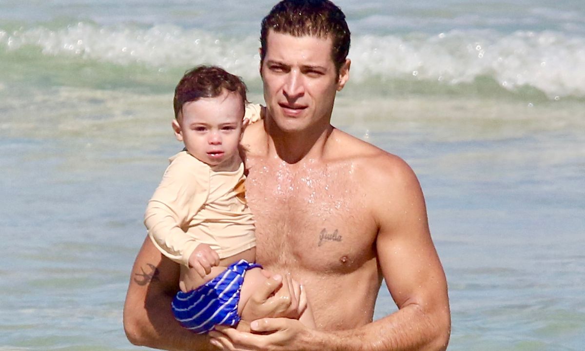 Leandro Lima, o Marino de 'Terra e Paixão', curte praia com filho e esposa