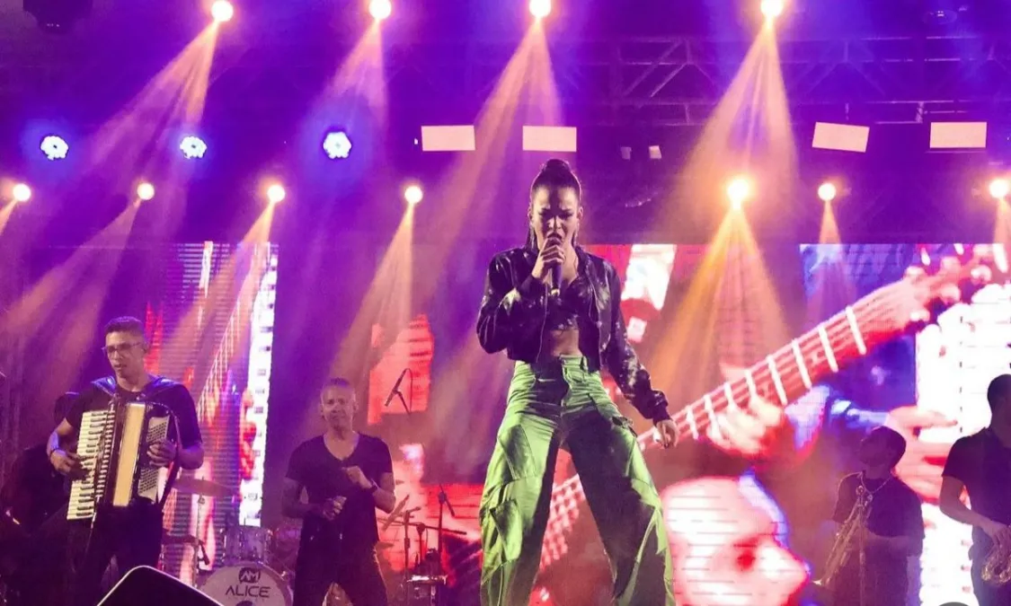Alice Moraes anima público baiano com seu arrochanejo