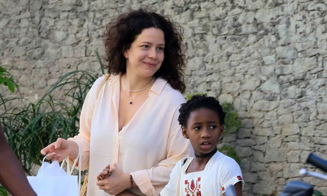 Em clique raro, Leandra Leal aparece em passeio com a filha no Rio
