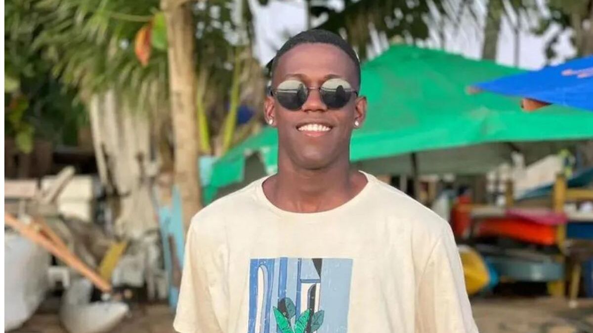 Jovem morto em Itapuã é enterrado sob forte comoção