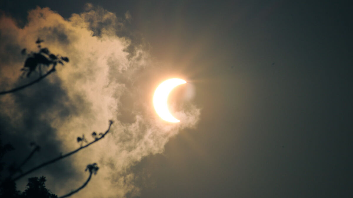 Veja fotos inéditas do eclipse em Salvador; entenda fenômeno