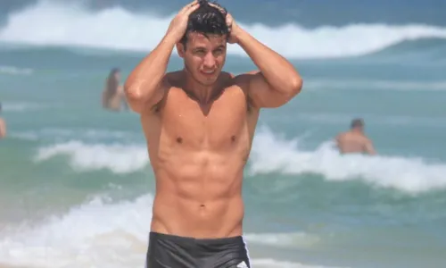 De sunga, Ricky Tavares ostenta corpão na praia; FOTOS