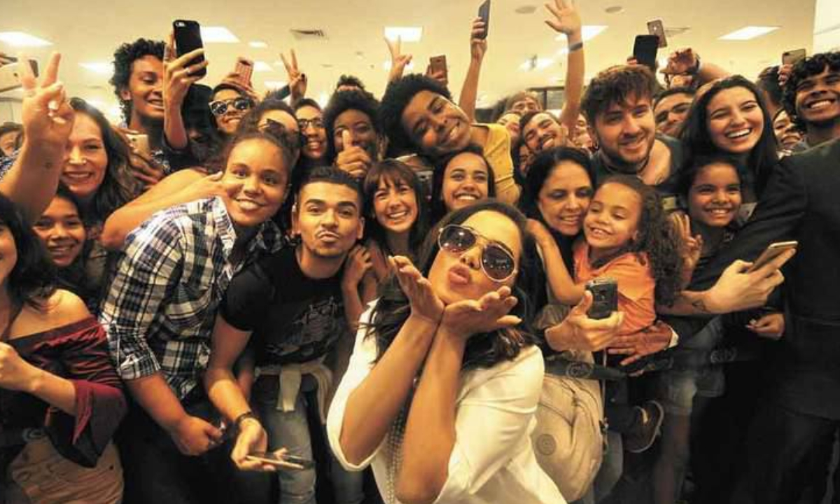 Anitta apresenta novo álbum com exclusividade para fãs no RJ