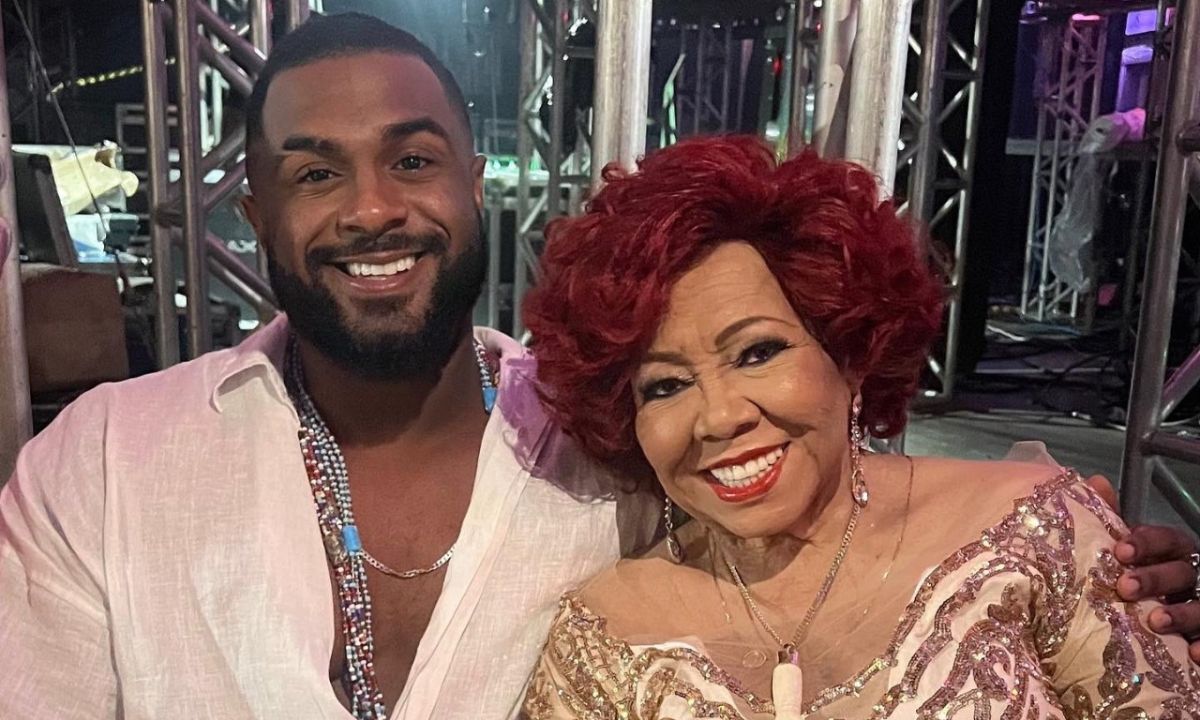 Baco Exu do Blues posa ao lado de Alcione: 'Negão de tirar o chapéu dela'