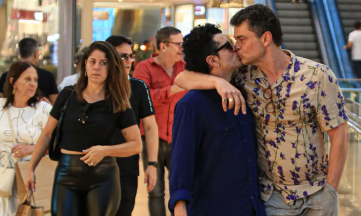 Carmo Dalla Vecchia dá selinho em homem misterioso durante passeio