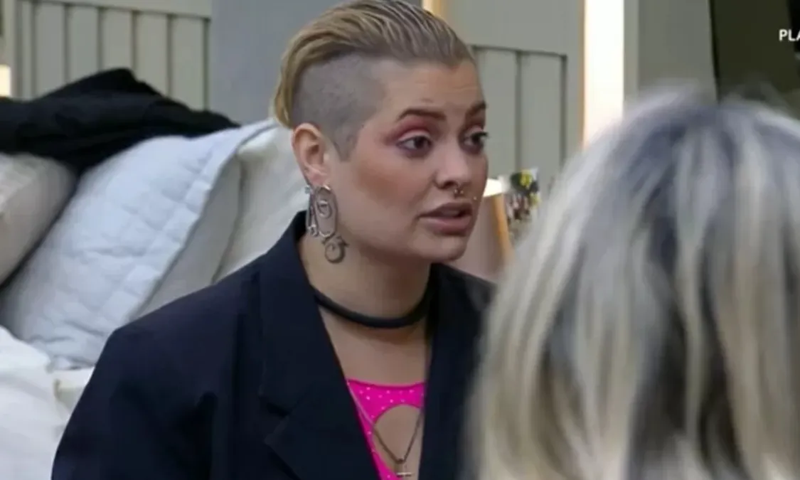 A Grande Conquista: MC Mari ameaça rival e grita com produção