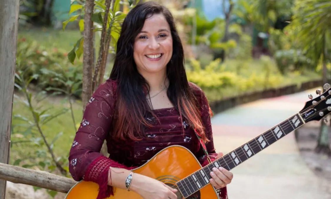 Candice Fiais apresenta show de novo álbum no Solar Gastronomia