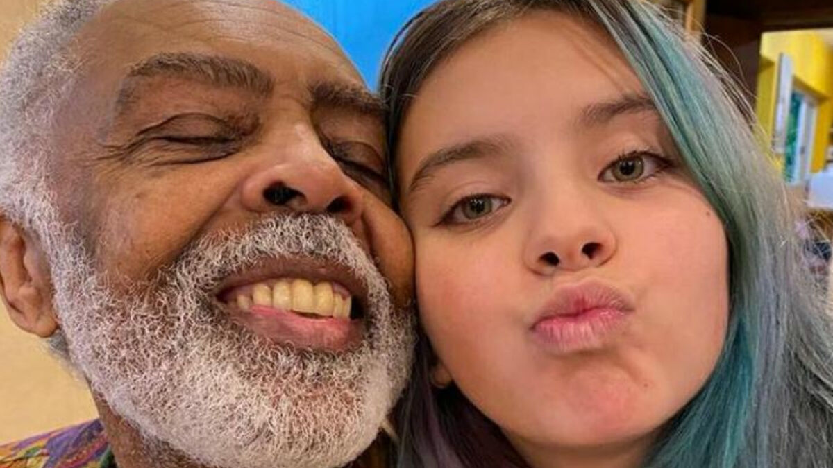 Flor Gil se choca ao descobrir antigo namoro de avô e Maria Bethânia