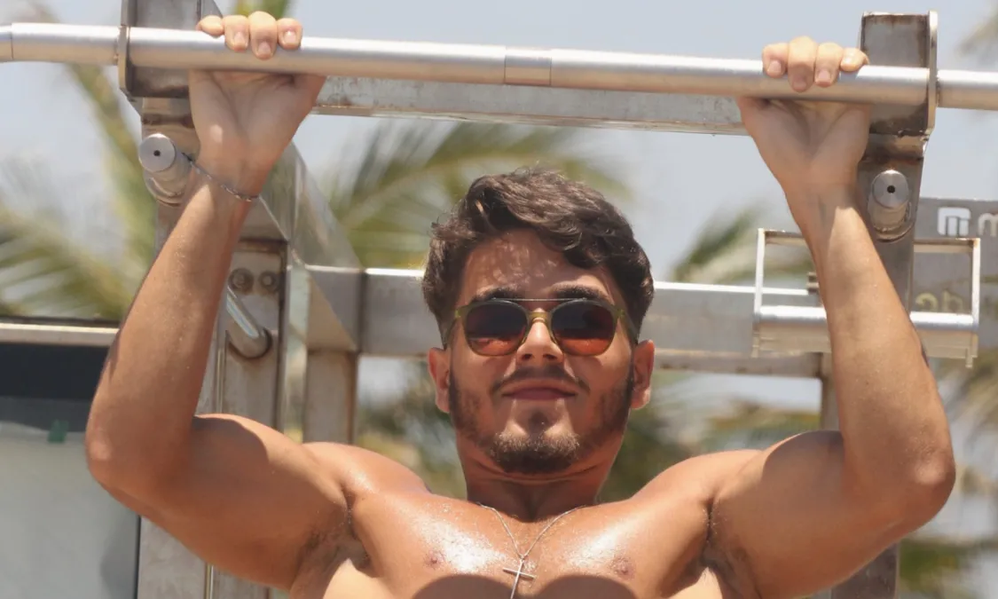 Xande Valois e mais: famosos aproveitam praia no Rio nesta sexta (29)