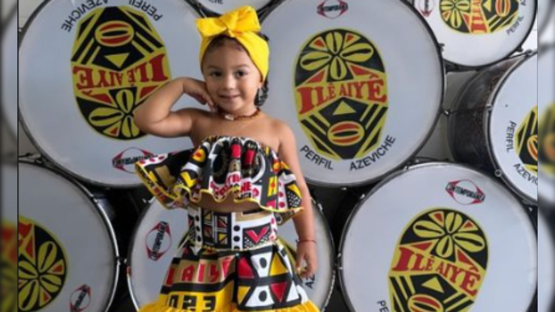 Liz conhece Ilê Aiyê com Lore Improta e posa com vestimenta do bloco