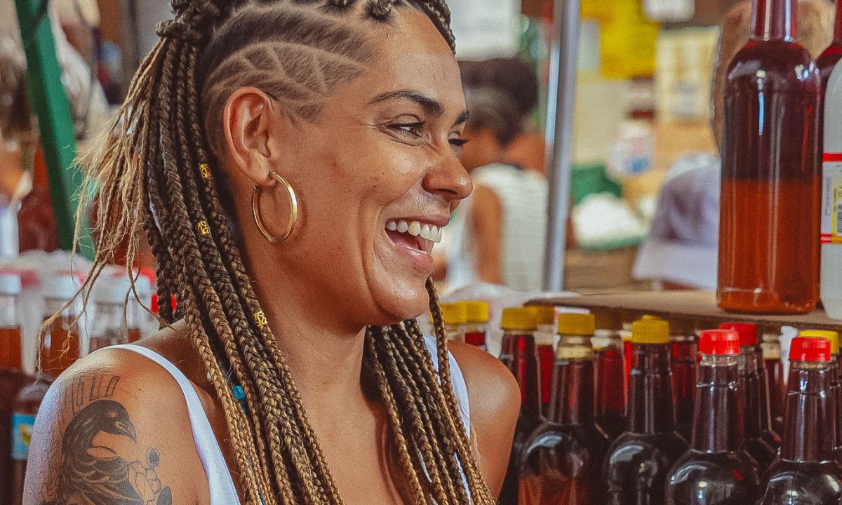 Laiô lança “Tem dendê” combinando afrobeats, merengue e vibe praiana