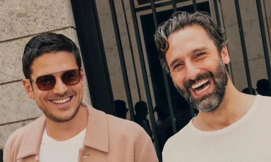 Marco Pigossi e marido italiano aproveitam momento romântico em praia