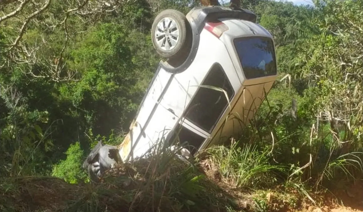 Motorista morre e passageiro fica ferido em capotamento no sul da BA