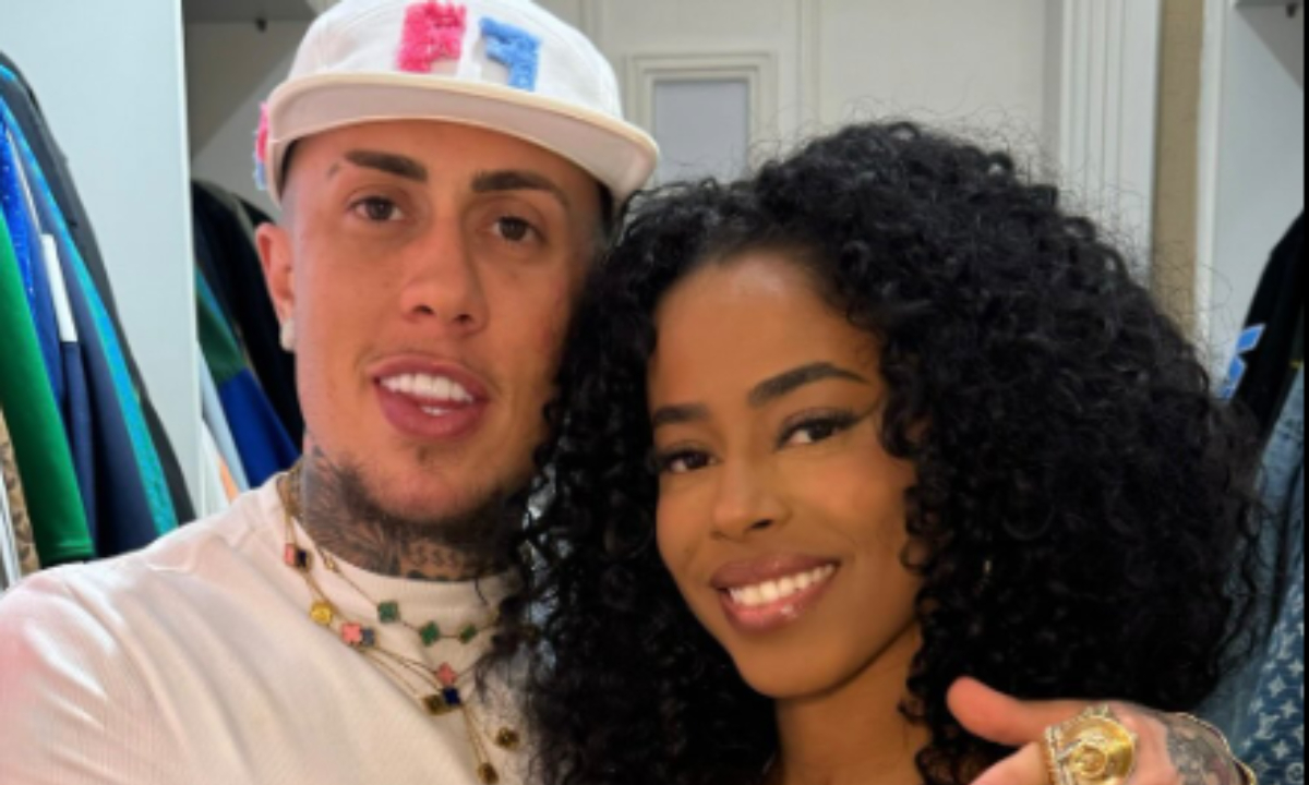 Namorada de MC Daniel mostra barriga em ensaio e ele reage