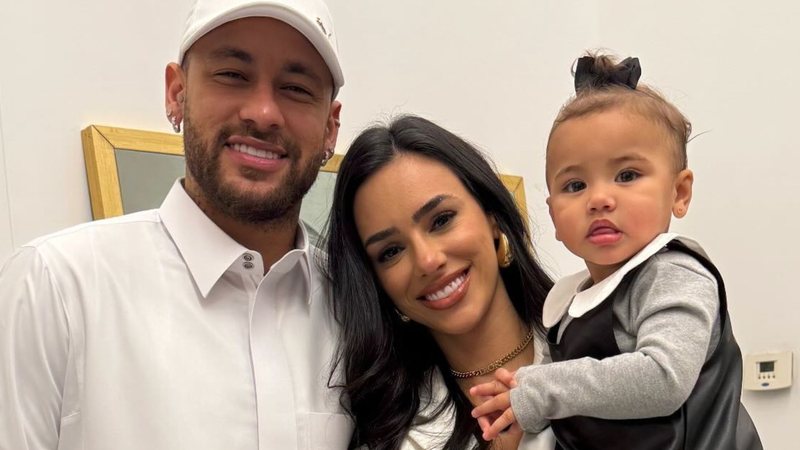 Neymar surge de túnica em nova foto com Bruna Biancardi e Mavie