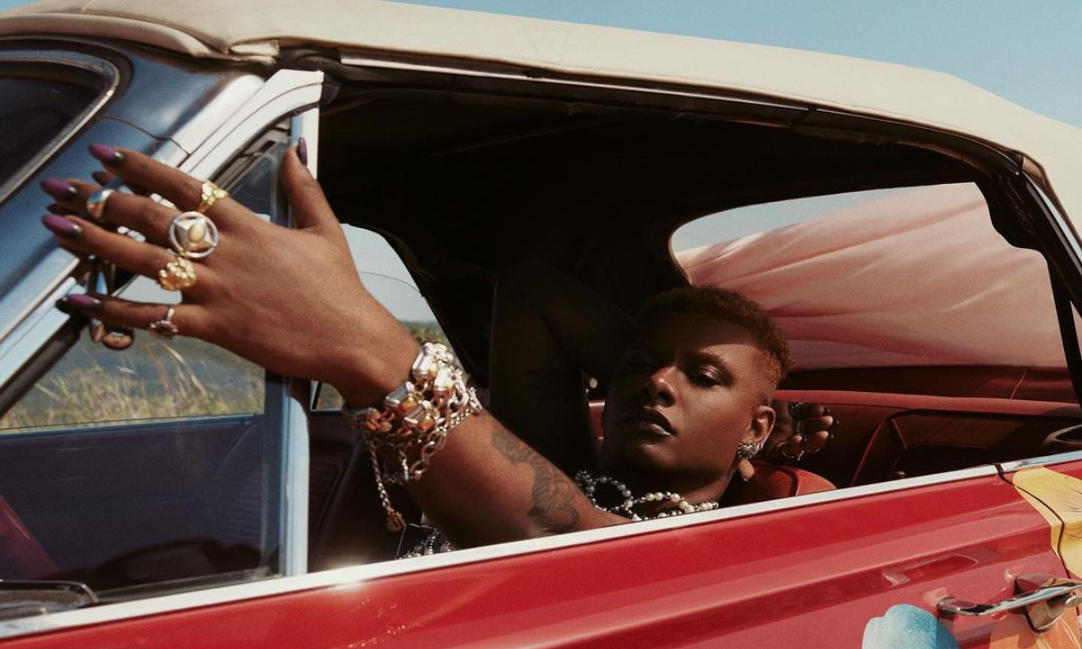 Novo álbum de Liniker ganha capa e data de lançamento; veja