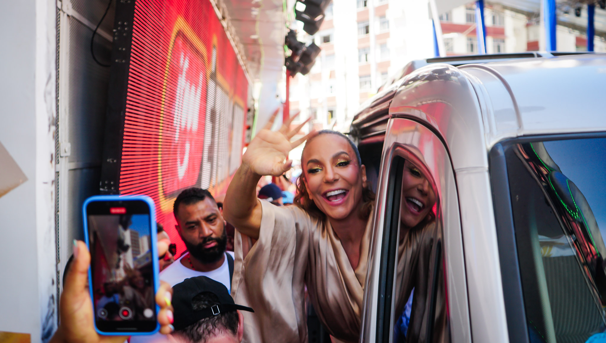 Carnaval: Ivete Sangalo chega em trio para comandar o Bloco Coruja