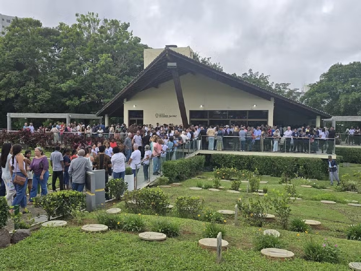 Divaldo Franco é enterrado sob aplausos e forte comoção em Salvador