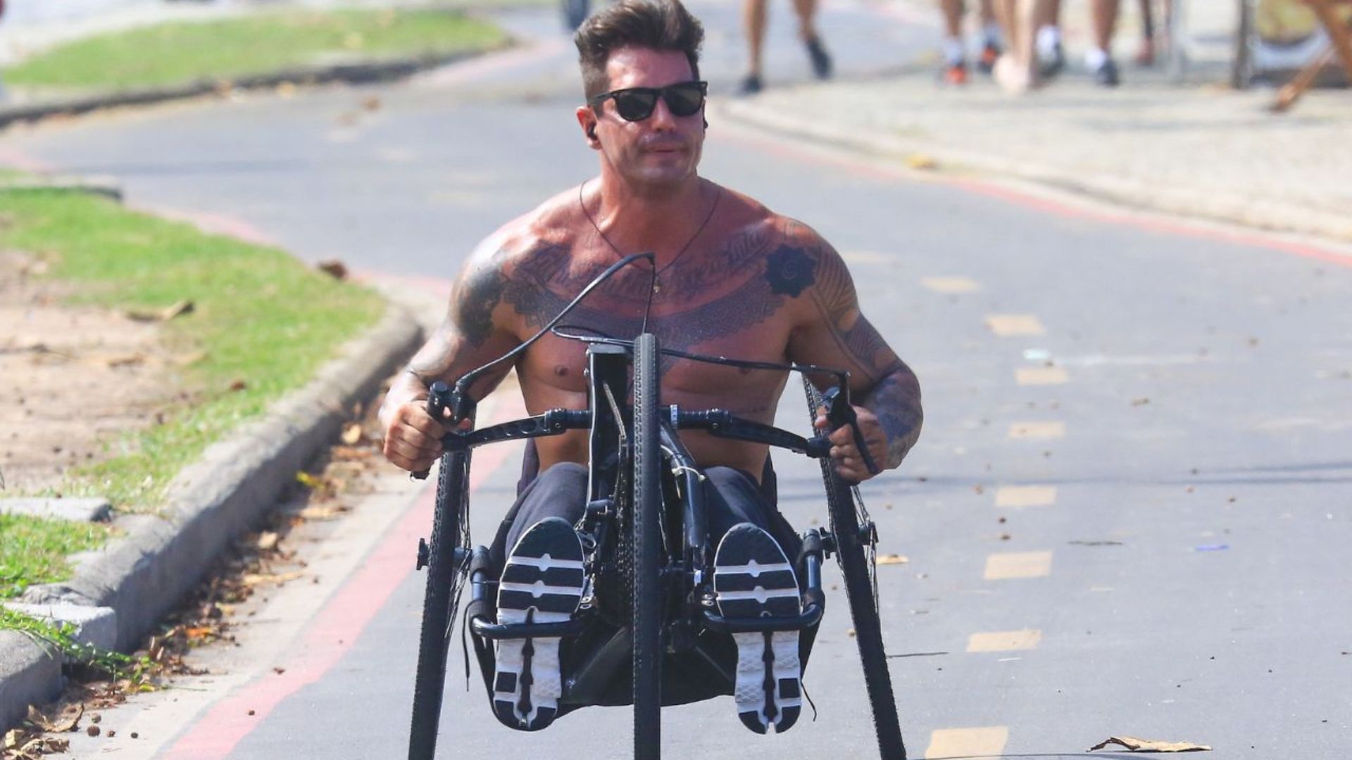 Ex-BBB Fernando Fernandes emociona ao voltar a andar após 14 anos