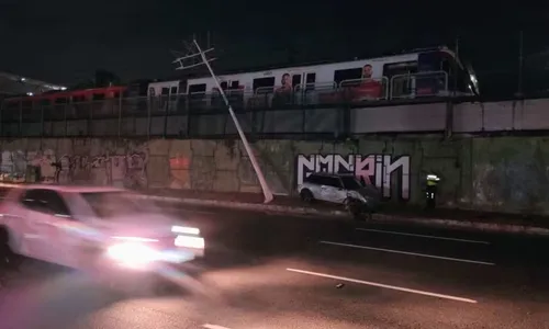 Poste cai em via do metrô de Salvador após acidente de carro
