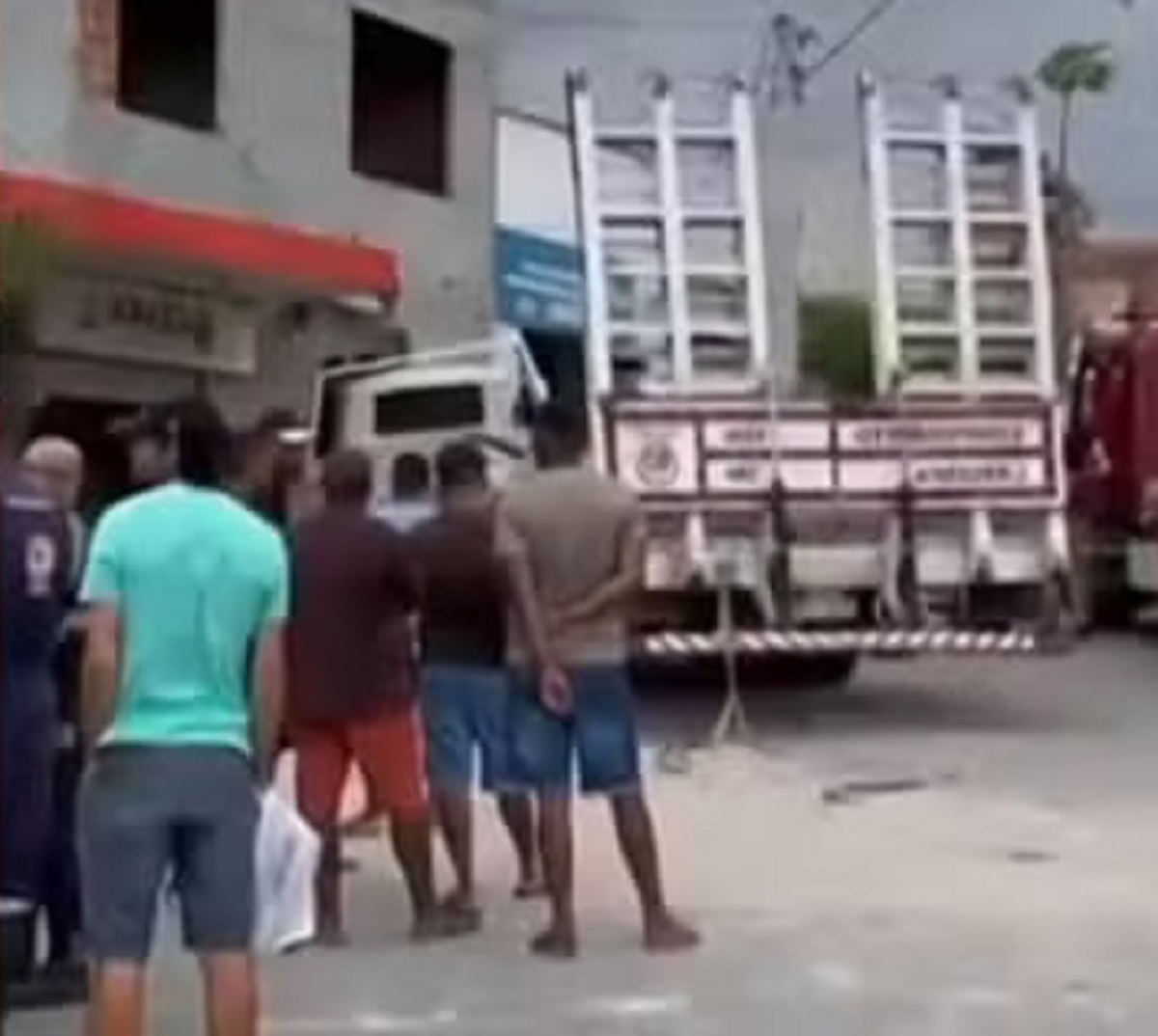 Sete ficam feridos após caminhão desgovernado atingir prédio na Bahia